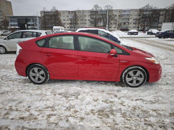 Red Toyota Prius 2015 in Vilnius, with an engine capacity of 1.80 L and mileage of 138 thousand km for 8200 €, photo 6 on AUTOMOTO.COM.LV