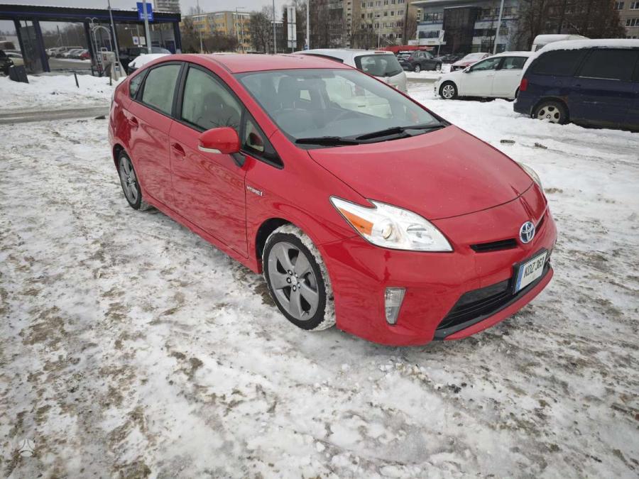 Red Toyota Prius 2015 in Vilnius, with an engine capacity of 1.80 L and mileage of 138 thousand km for 8200 €, photo 7 on AUTOMOTO.COM.LV