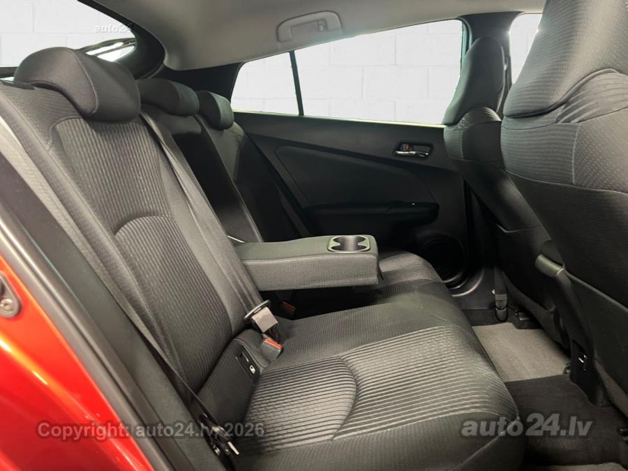 Красный Тойота Приус 2016 в Таллин, объемом двигателя 1.80 л и пробегом 182 тыс. км за 11990 €, фото 8 на AUTOMOTO.COM.LV