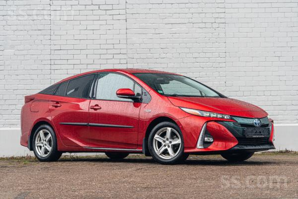 Red Toyota Prius 2017 in Riga, with an engine capacity of 1.80 L and mileage of 70 thousand km for 18500 €, photo 2 on AUTOMOTO.COM.LV
