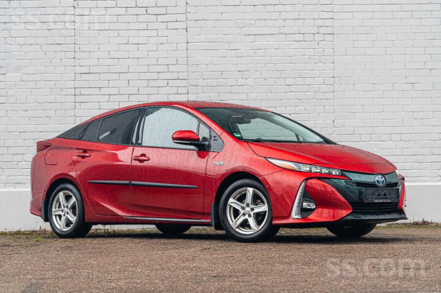 Red Toyota Prius 2017 in Riga, with an engine capacity of 1.80 L and mileage of 70 thousand km for 18500 €, photo 2 on AUTOMOTO.COM.LV