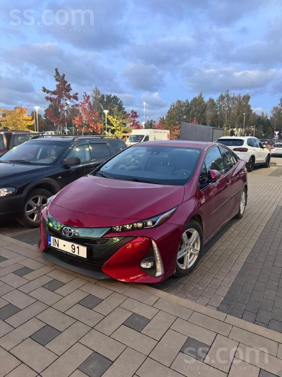 Red Toyota Prius 2017 in Riga, with an engine capacity of 1.80 L and mileage of 80 thousand km for 17500 €, photo 1 on AUTOMOTO.COM.LV