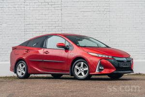 Red Toyota Prius 2017 in Riga, with an engine capacity of 1.80 L and mileage of 80 thousand km for 17500 €, photo 3 on AUTOMOTO.COM.LV