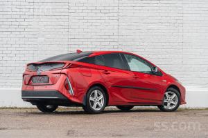 Red Toyota Prius 2017 in Riga, with an engine capacity of 1.80 L and mileage of 80 thousand km for 17500 €, photo 4 on AUTOMOTO.COM.LV