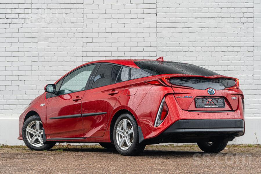 Red Toyota Prius 2017 in Riga, with an engine capacity of 1.80 L and mileage of 80 thousand km for 17500 €, photo 5 on AUTOMOTO.COM.LV