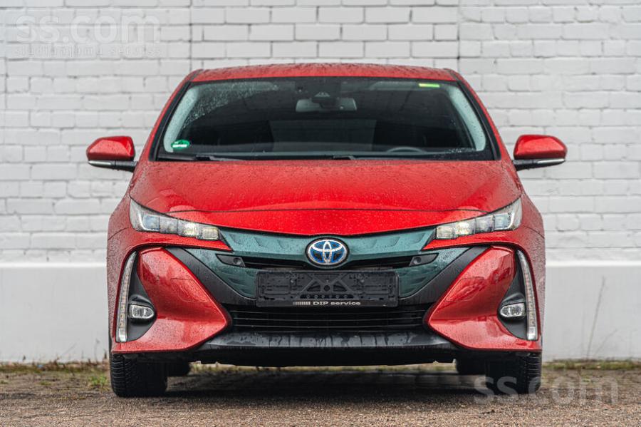 Red Toyota Prius 2017 in Riga, with an engine capacity of 1.80 L and mileage of 80 thousand km for 17500 €, photo 6 on AUTOMOTO.COM.LV