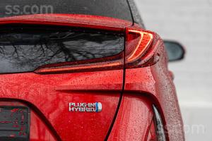 Red Toyota Prius 2017 in Riga, with an engine capacity of 1.80 L and mileage of 80 thousand km for 17500 €, photo 9 on AUTOMOTO.COM.LV