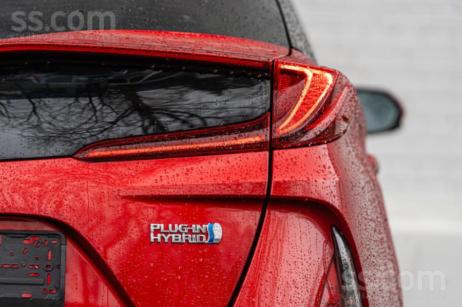 Red Toyota Prius 2017 in Riga, with an engine capacity of 1.80 L and mileage of 80 thousand km for 17500 €, photo 9 on AUTOMOTO.COM.LV