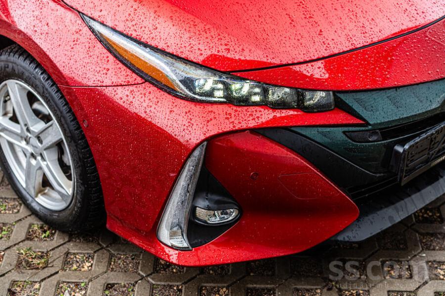 Red Toyota Prius 2017 in Riga, with an engine capacity of 1.80 L and mileage of 80 thousand km for 17500 €, photo 12 on AUTOMOTO.COM.LV