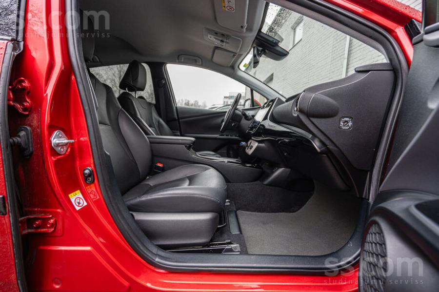 Red Toyota Prius 2017 in Riga, with an engine capacity of 1.80 L and mileage of 80 thousand km for 17500 €, photo 14 on AUTOMOTO.COM.LV