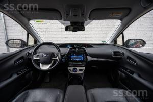 Red Toyota Prius 2017 in Riga, with an engine capacity of 1.80 L and mileage of 80 thousand km for 17500 €, photo 16 on AUTOMOTO.COM.LV
