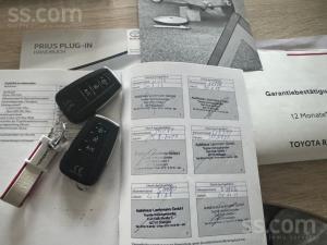 Red Toyota Prius 2017 in Riga, with an engine capacity of 1.80 L and mileage of 80 thousand km for 17500 €, photo 22 on AUTOMOTO.COM.LV