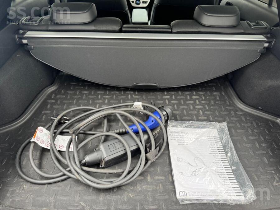 Red Toyota Prius 2017 in Riga, with an engine capacity of 1.80 L and mileage of 80 thousand km for 17500 €, photo 24 on AUTOMOTO.COM.LV