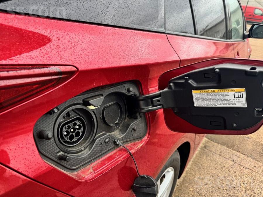 Red Toyota Prius 2017 in Riga, with an engine capacity of 1.80 L and mileage of 80 thousand km for 17500 €, photo 25 on AUTOMOTO.COM.LV