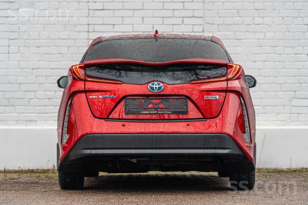 Red Toyota Prius 2017 in Riga, with an engine capacity of 1.80 L and mileage of 80 thousand km for 17500 €, photo 6 on AUTOMOTO.COM.LV