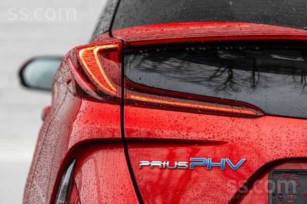 Red Toyota Prius 2017 in Riga, with an engine capacity of 1.80 L and mileage of 80 thousand km for 17500 €, photo 7 on AUTOMOTO.COM.LV