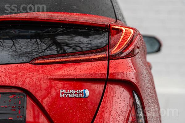 Red Toyota Prius 2017 in Riga, with an engine capacity of 1.80 L and mileage of 80 thousand km for 17500 €, photo 8 on AUTOMOTO.COM.LV