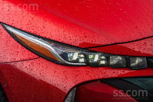 Red Toyota Prius 2017 in Riga, with an engine capacity of 1.80 L and mileage of 80 thousand km for 17500 €, photo 9 on AUTOMOTO.COM.LV