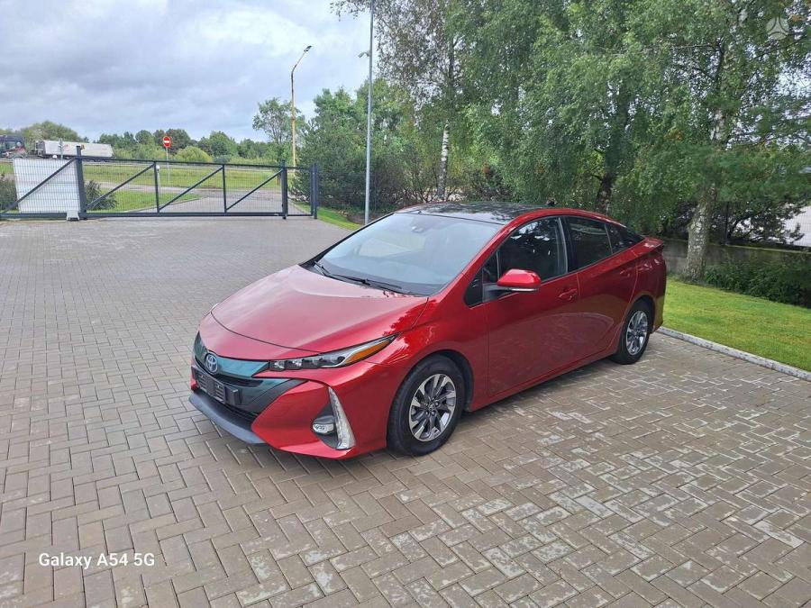 Red Toyota Prius 2018 in Kaunas, with an engine capacity of 1.80 L and mileage of 148 thousand km for 14850 €, photo 6 on AUTOMOTO.COM.LV