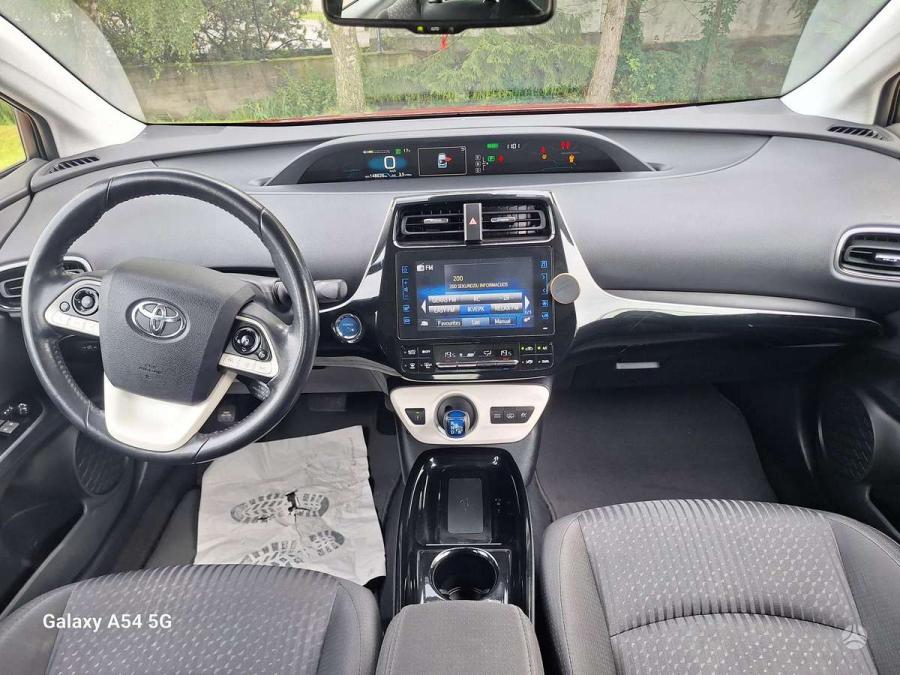 Red Toyota Prius 2018 in Kaunas, with an engine capacity of 1.80 L and mileage of 148 thousand km for 14850 €, photo 11 on AUTOMOTO.COM.LV