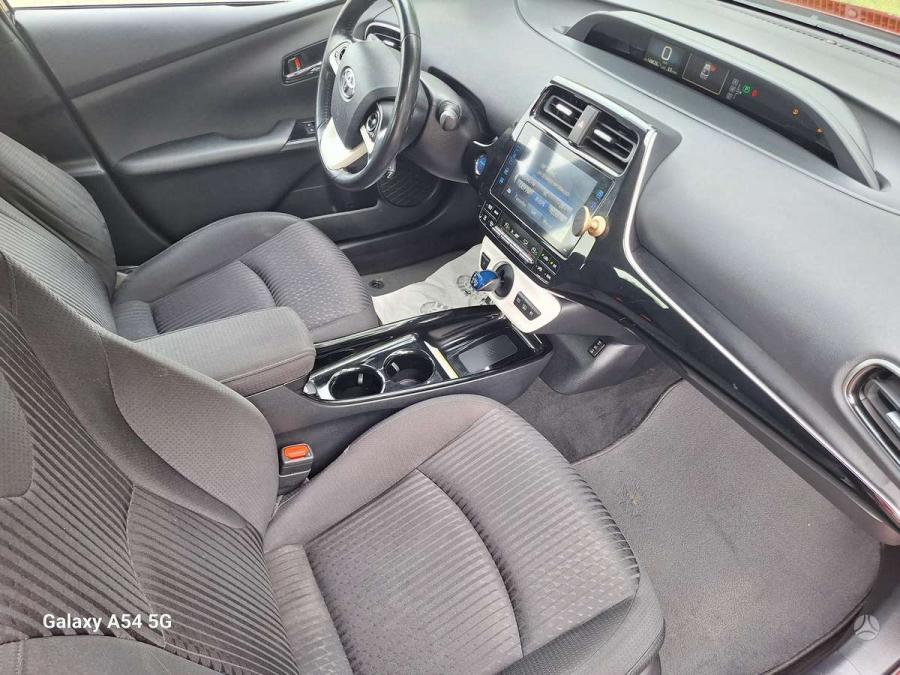 Red Toyota Prius 2018 in Kaunas, with an engine capacity of 1.80 L and mileage of 148 thousand km for 14850 €, photo 13 on AUTOMOTO.COM.LV