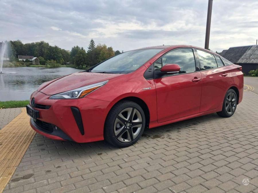 Red Toyota Prius 2019 in Raseiniai, with an engine capacity of 1.80 L and mileage of 185 thousand km for 14900 €, photo 3 on AUTOMOTO.COM.LV