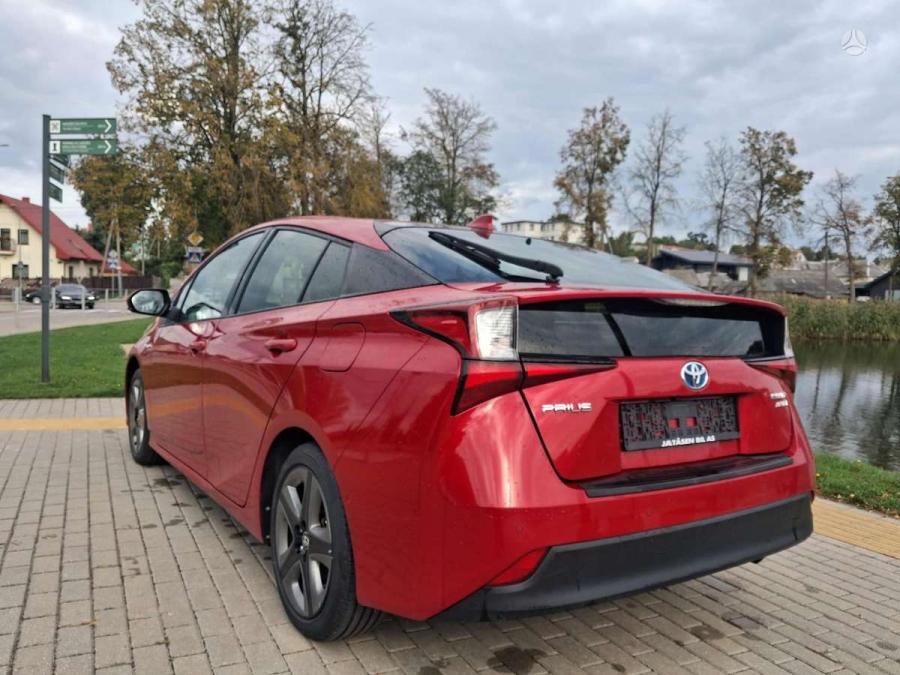 Red Toyota Prius 2019 in Raseiniai, with an engine capacity of 1.80 L and mileage of 185 thousand km for 14900 €, photo 4 on AUTOMOTO.COM.LV