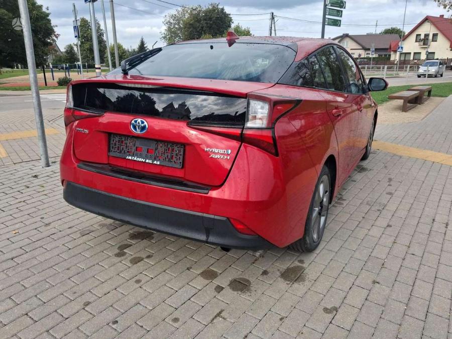 Red Toyota Prius 2019 in Raseiniai, with an engine capacity of 1.80 L and mileage of 185 thousand km for 14900 €, photo 5 on AUTOMOTO.COM.LV