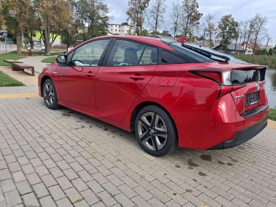 Red Toyota Prius 2019 in Raseiniai, with an engine capacity of 1.80 L and mileage of 185 thousand km for 14900 €, photo 6 on AUTOMOTO.COM.LV
