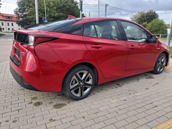 Toyota Prius 2019 in Raseiniai on AUTOMOTO.COM.LV Red Toyota Prius 2019 in Raseiniai, with an engine capacity of 1.80 L and mileage of 185 thousand km for 14900 €, photo 7 on AUTOMOTO.COM.LV