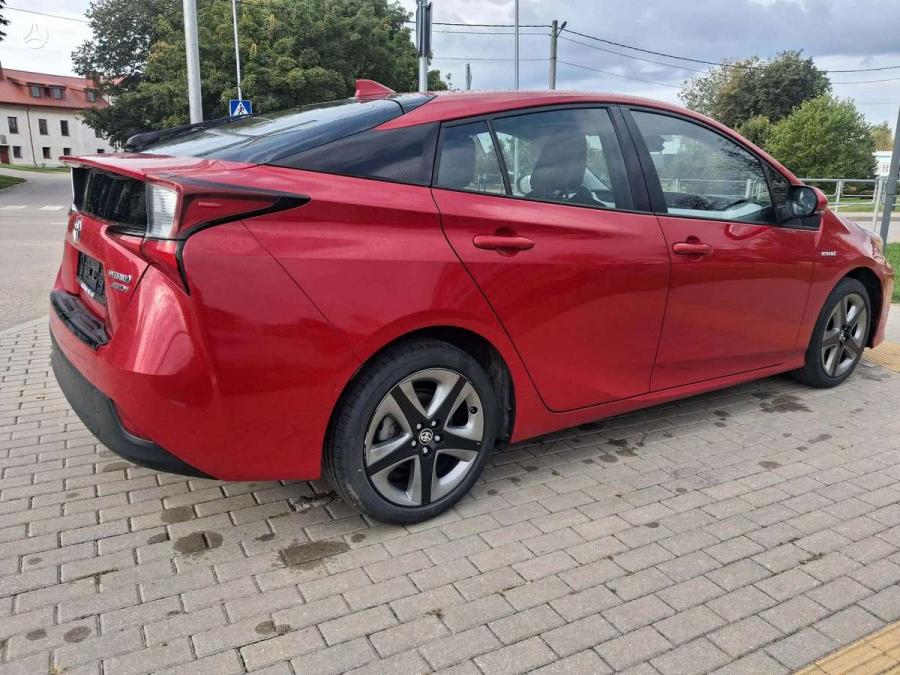 Red Toyota Prius 2019 in Raseiniai, with an engine capacity of 1.80 L and mileage of 185 thousand km for 14900 €, photo 7 on AUTOMOTO.COM.LV