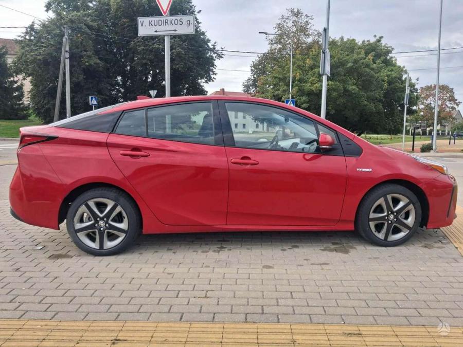 Red Toyota Prius 2019 in Raseiniai, with an engine capacity of 1.80 L and mileage of 185 thousand km for 14900 €, photo 8 on AUTOMOTO.COM.LV