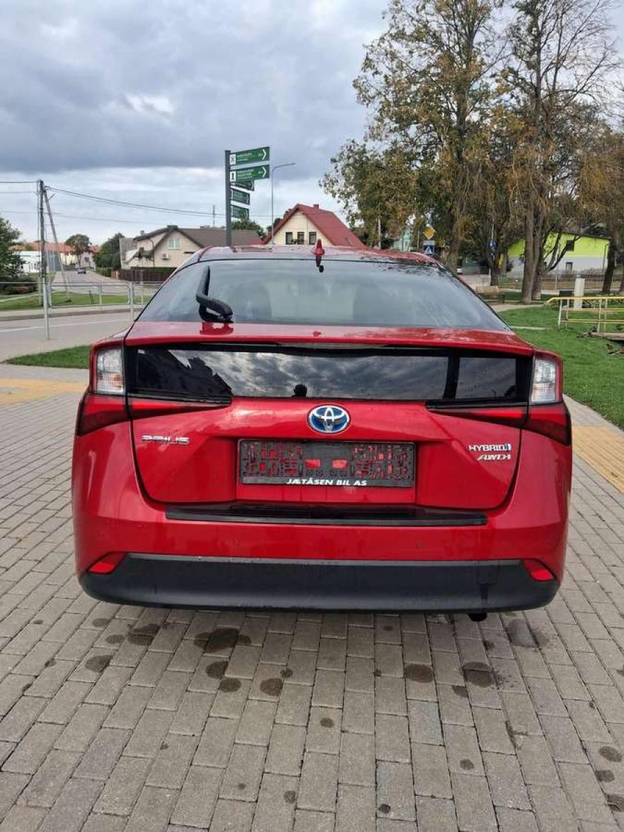 Red Toyota Prius 2019 in Raseiniai, with an engine capacity of 1.80 L and mileage of 185 thousand km for 14900 €, photo 9 on AUTOMOTO.COM.LV
