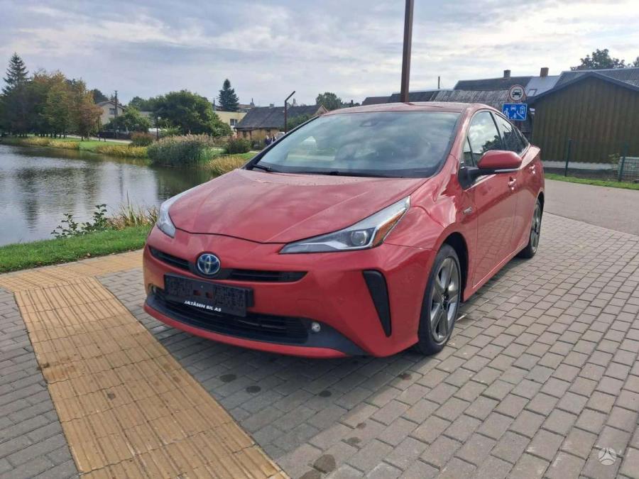 Red Toyota Prius 2019 in Raseiniai, with an engine capacity of 1.80 L and mileage of 185 thousand km for 14900 €, photo 11 on AUTOMOTO.COM.LV
