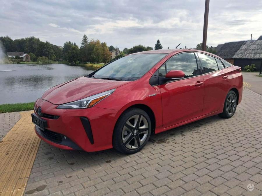 Red Toyota Prius 2019 in Raseiniai, with an engine capacity of 1.80 L and mileage of 185 thousand km for 14900 €, photo 12 on AUTOMOTO.COM.LV