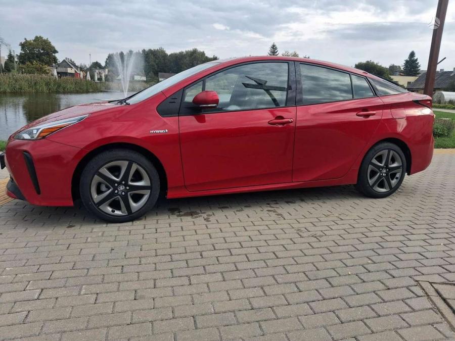 Red Toyota Prius 2019 in Raseiniai, with an engine capacity of 1.80 L and mileage of 185 thousand km for 14900 €, photo 15 on AUTOMOTO.COM.LV