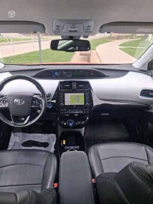 Red Toyota Prius 2019 in Raseiniai, with an engine capacity of 1.80 L and mileage of 185 thousand km for 14900 €, photo 18 on AUTOMOTO.COM.LV
