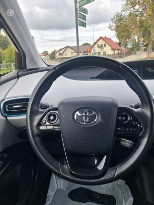 Red Toyota Prius 2019 in Raseiniai, with an engine capacity of 1.80 L and mileage of 185 thousand km for 14900 €, photo 19 on AUTOMOTO.COM.LV