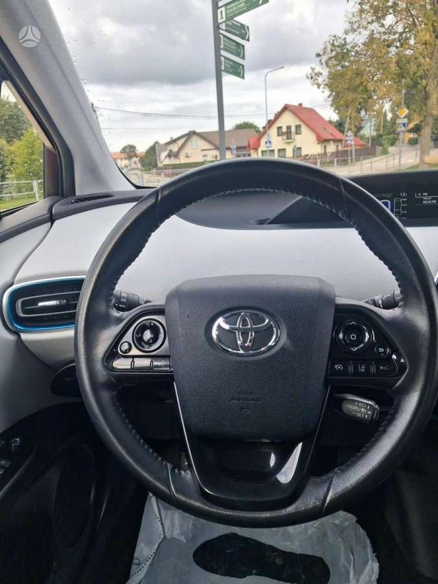 Red Toyota Prius 2019 in Raseiniai, with an engine capacity of 1.80 L and mileage of 185 thousand km for 14900 €, photo 19 on AUTOMOTO.COM.LV