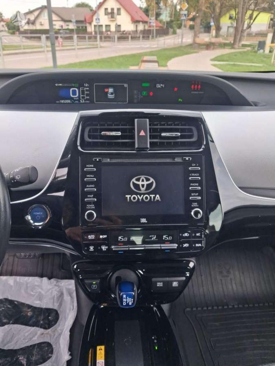 Red Toyota Prius 2019 in Raseiniai, with an engine capacity of 1.80 L and mileage of 185 thousand km for 14900 €, photo 20 on AUTOMOTO.COM.LV