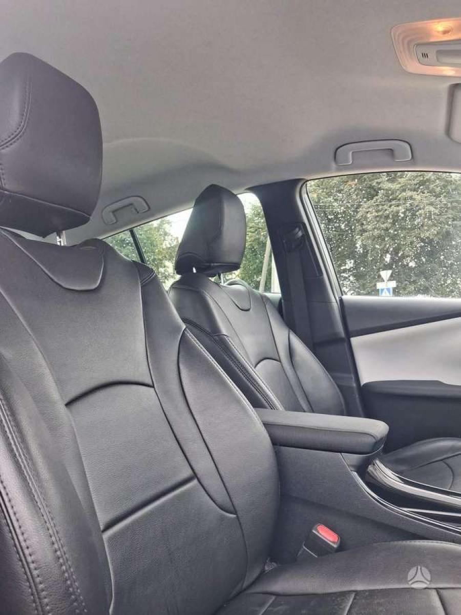 Red Toyota Prius 2019 in Raseiniai, with an engine capacity of 1.80 L and mileage of 185 thousand km for 14900 €, photo 21 on AUTOMOTO.COM.LV