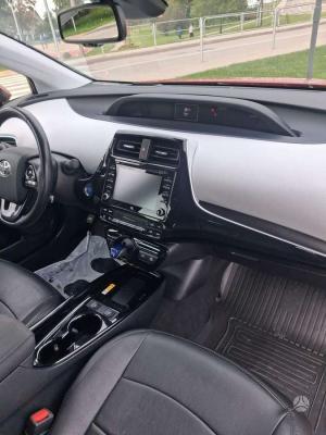 Red Toyota Prius 2019 in Raseiniai, with an engine capacity of 1.80 L and mileage of 185 thousand km for 14900 €, photo 22 on AUTOMOTO.COM.LV