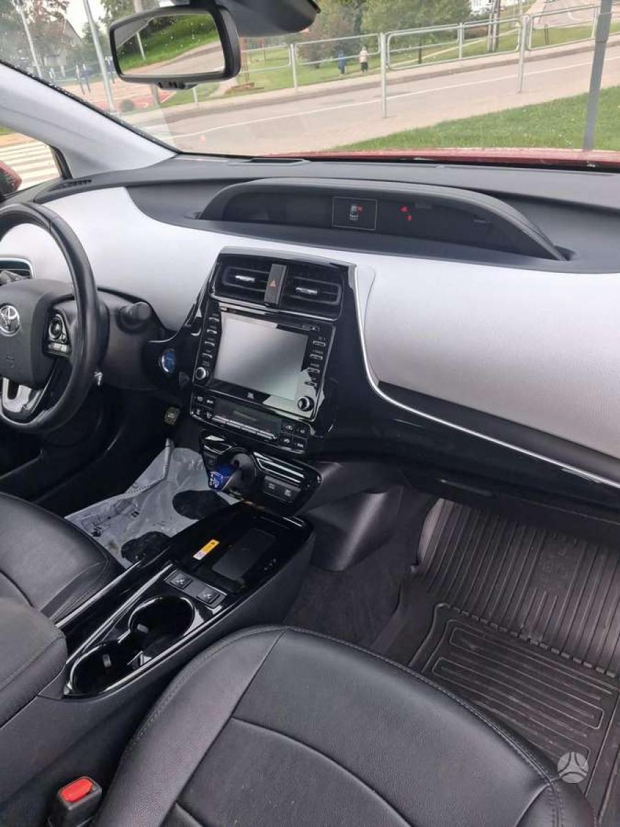Red Toyota Prius 2019 in Raseiniai, with an engine capacity of 1.80 L and mileage of 185 thousand km for 14900 €, photo 22 on AUTOMOTO.COM.LV