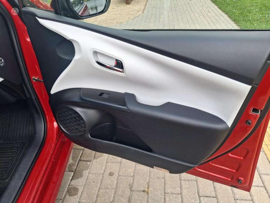 Red Toyota Prius 2019 in Raseiniai, with an engine capacity of 1.80 L and mileage of 185 thousand km for 14900 €, photo 23 on AUTOMOTO.COM.LV