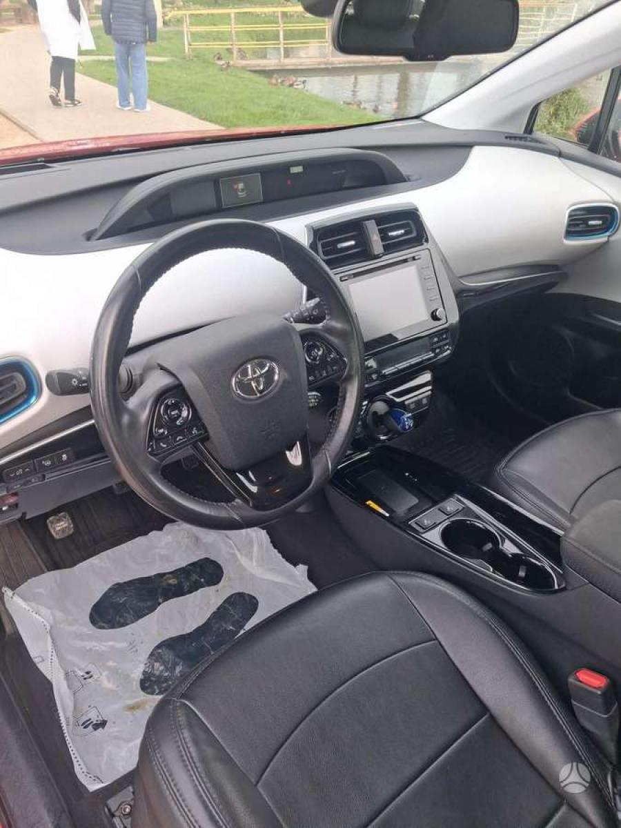 Red Toyota Prius 2019 in Raseiniai, with an engine capacity of 1.80 L and mileage of 185 thousand km for 14900 €, photo 26 on AUTOMOTO.COM.LV