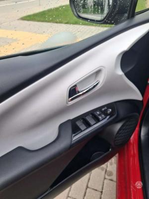Red Toyota Prius 2019 in Raseiniai, with an engine capacity of 1.80 L and mileage of 185 thousand km for 14900 €, photo 27 on AUTOMOTO.COM.LV