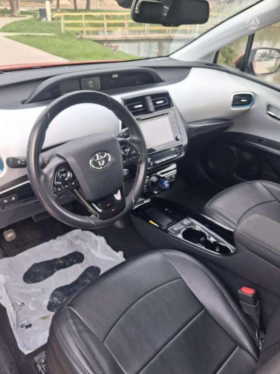 Red Toyota Prius 2019 in Raseiniai, with an engine capacity of 1.80 L and mileage of 185 thousand km for 14900 €, photo 28 on AUTOMOTO.COM.LV
