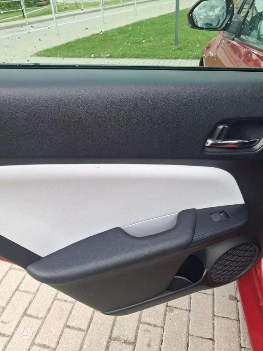 Red Toyota Prius 2019 in Raseiniai, with an engine capacity of 1.80 L and mileage of 185 thousand km for 14900 €, photo 29 on AUTOMOTO.COM.LV