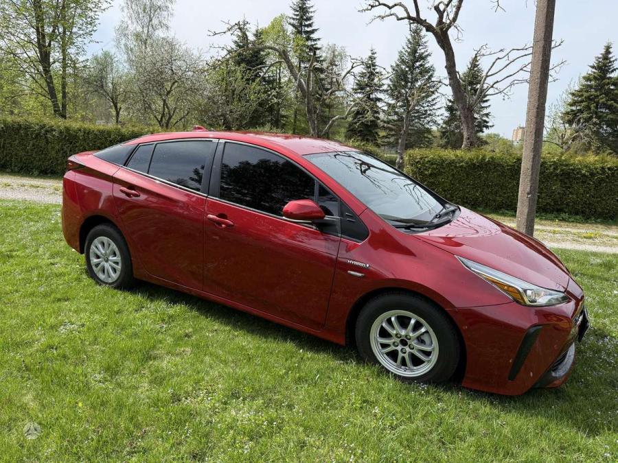 Red Toyota Prius 2021 in Panevezys, with an engine capacity of 1.80 L and mileage of 212 thousand km for 12400 €, photo 3 on AUTOMOTO.COM.LV