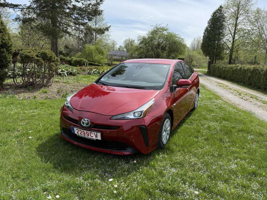 Red Toyota Prius 2021 in Panevezys, with an engine capacity of 1.80 L and mileage of 212 thousand km for 12400 €, photo 4 on AUTOMOTO.COM.LV